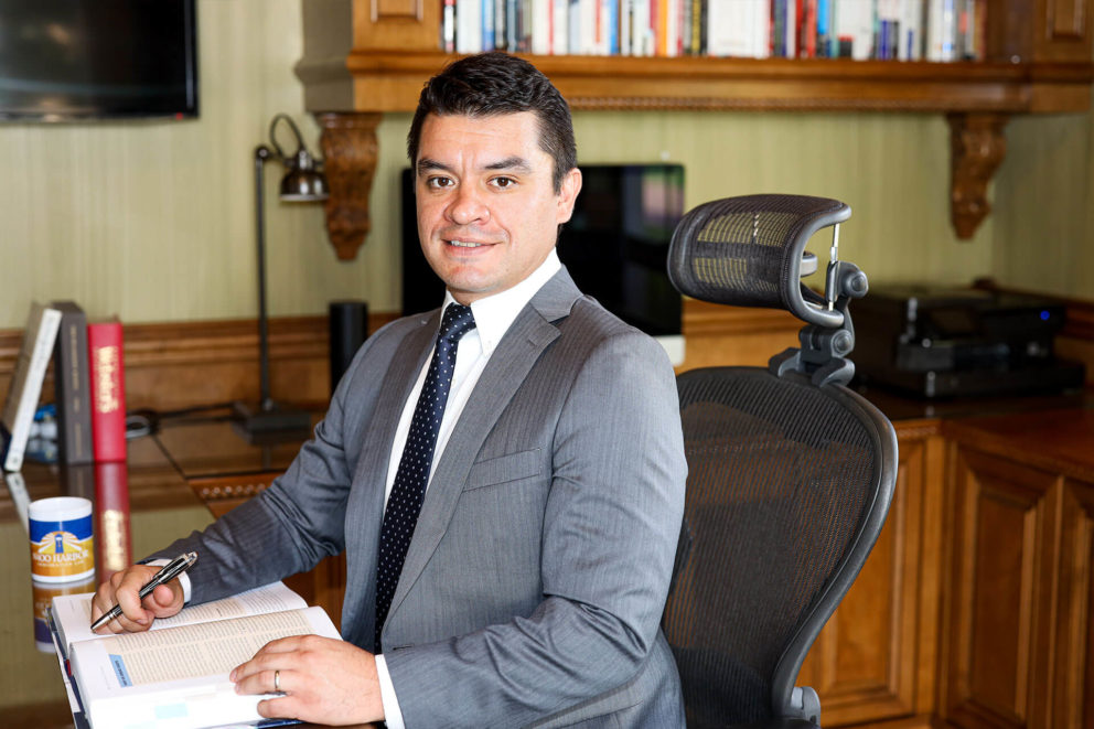 Dario Castañeda [5-Star Rated] Immigration Attorney » N400